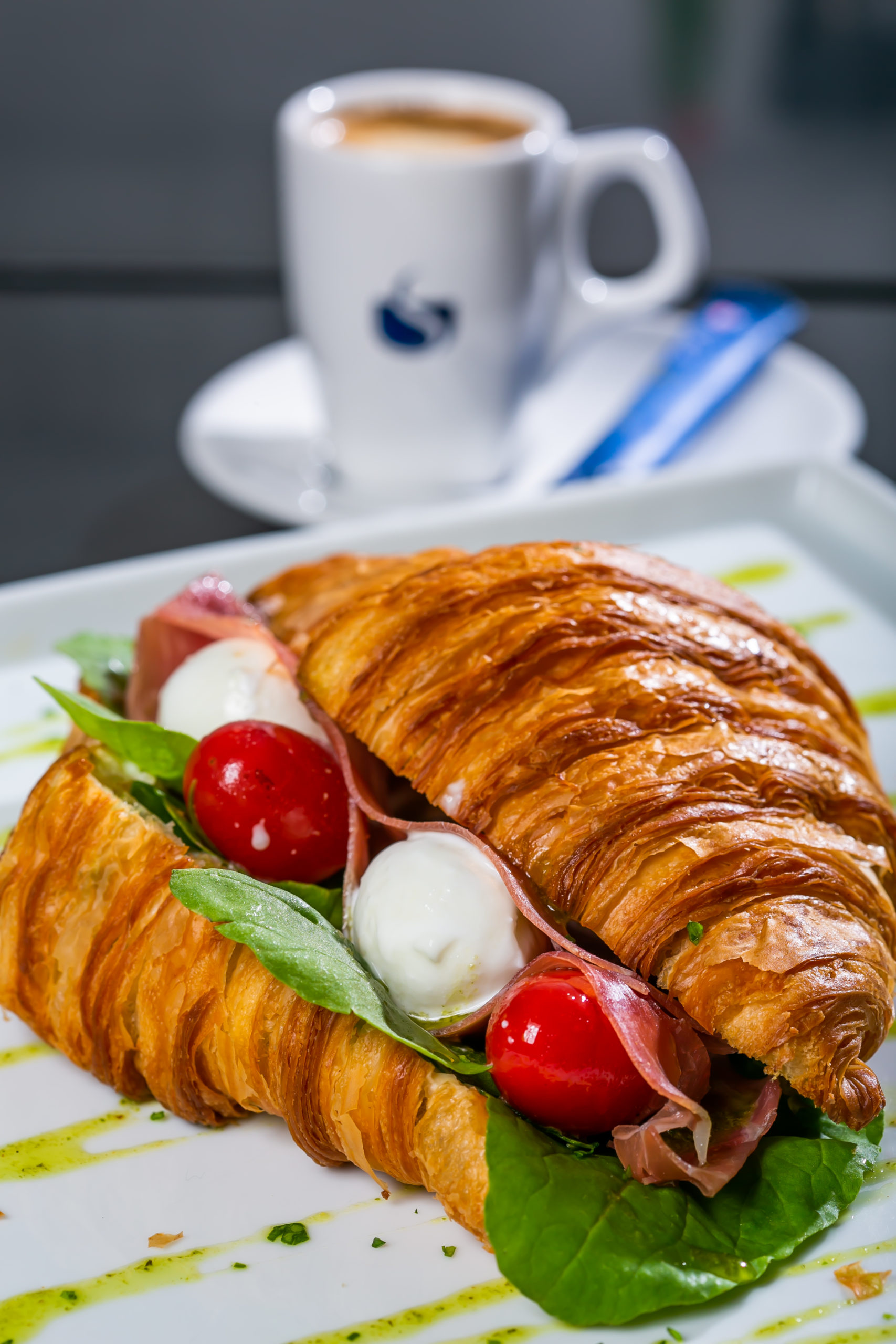 Croissants e lanches são novidade no 1/2 Dúzia Gastrobar - Revista Deguste